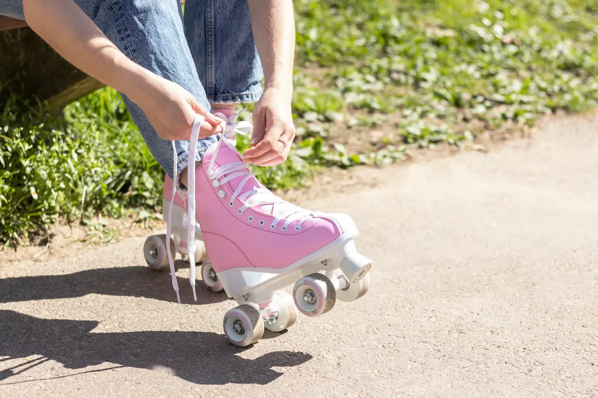 10 Cara Main Sepatu Roda & Manfaatnya bagi Tubuh, Yuk Simak!