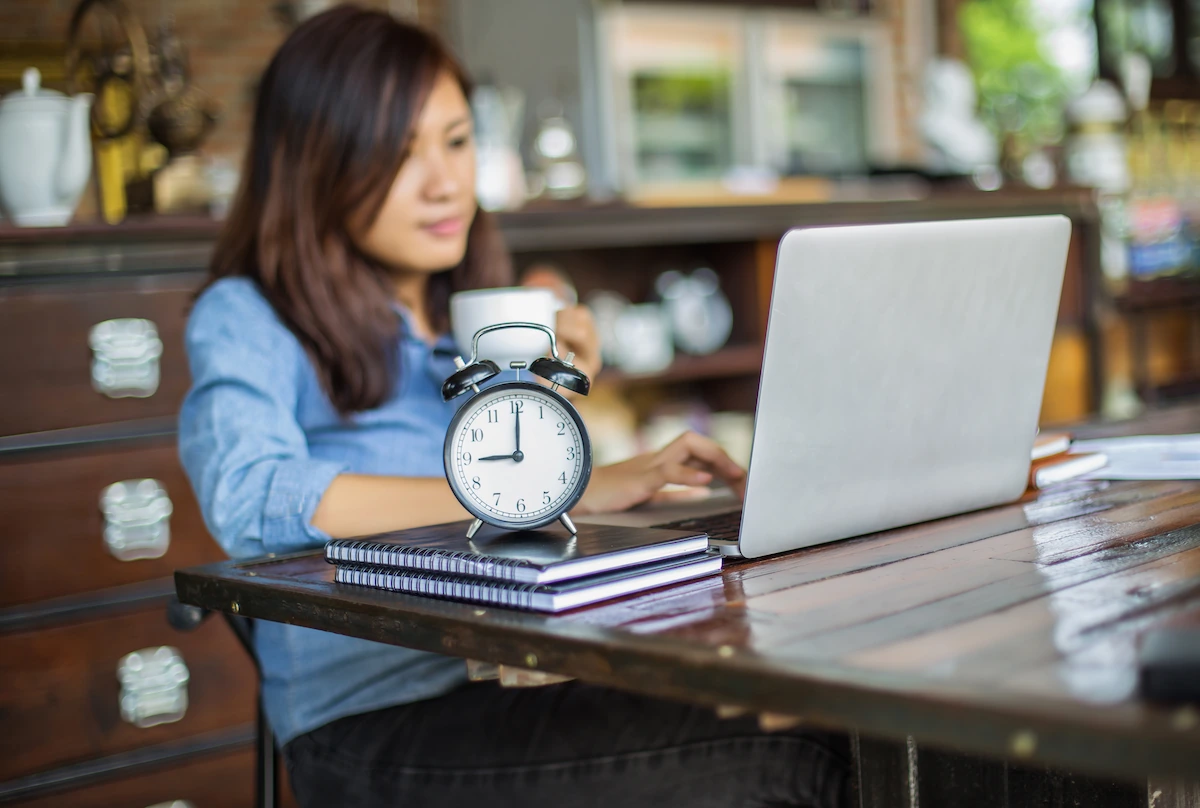 12 Rekomendasi Kerja Online Dibayar Per Jam Untuk Semua Usia