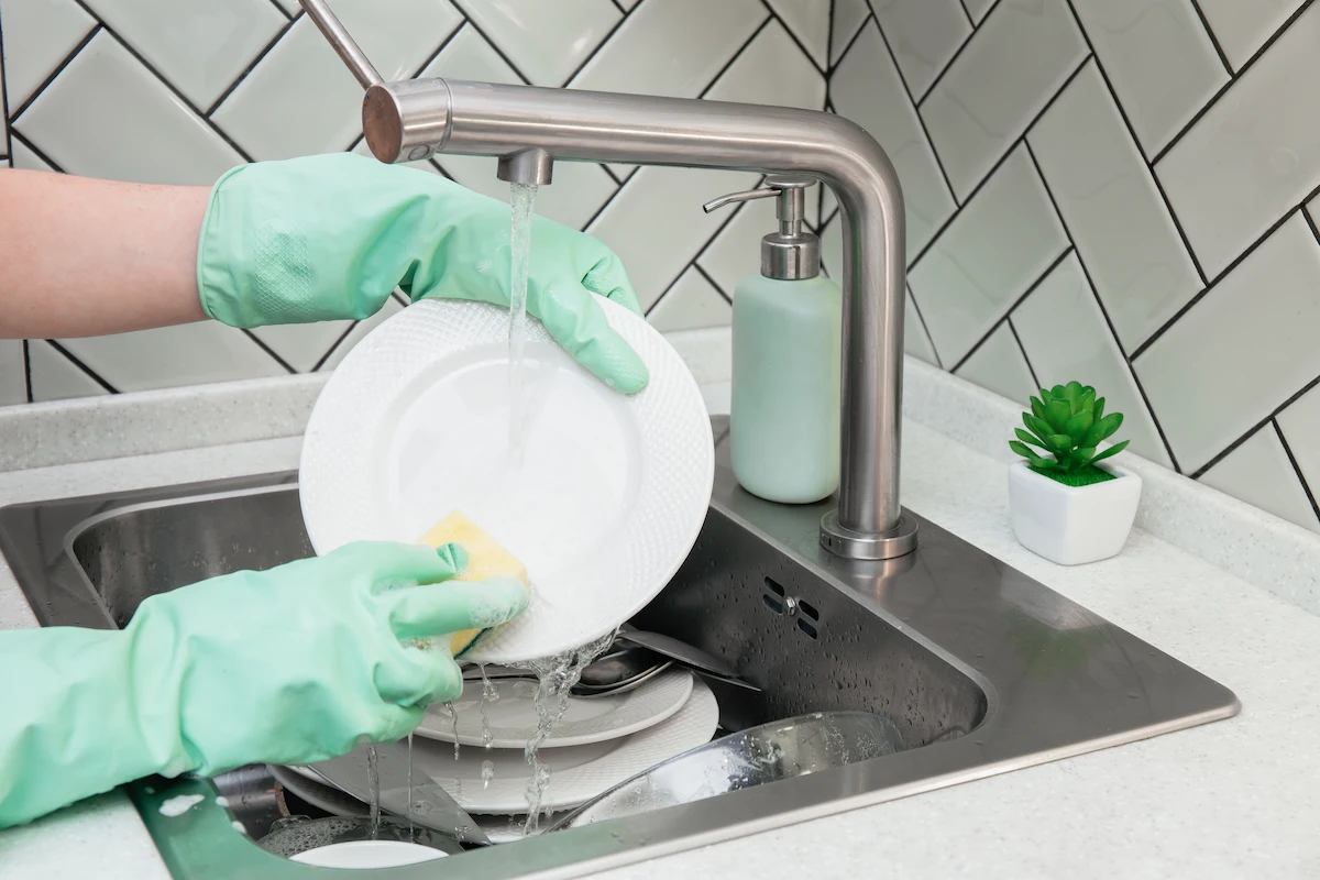 6 Teknik Pencucian Alat makan dan Dapur secara Higienis